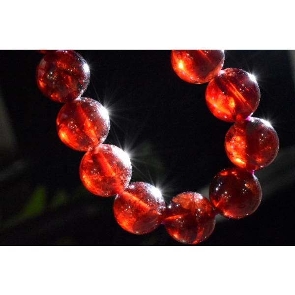 【材質】透過性あり ガーネット 産地：インド【サイズ】約9.5mm（±0.5mm）【腕周り】約16cm(伸縮性有り)【重さ】約35g【特徴・意味】太陽などの強い光に透かすと透過性もバッチリな上質ガーネットです。クラックや不純物も少なくおすす...