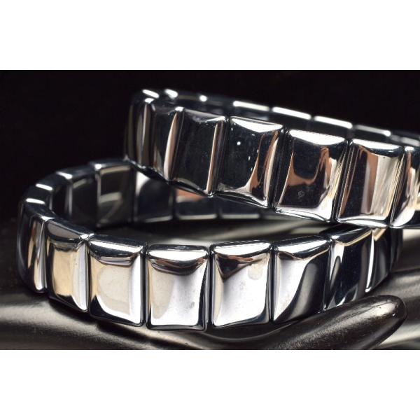 【材質】テラヘルツ鉱石 9.5x13-14mm 産地：中国【サイズ】約9.5x13-14mm【腕周り】約17cm(伸縮性あり)【重さ】約26g【特徴・意味】男女共に人気のテラヘルツのバングルです。テラヘルツは健康のお守りにおすすめなのでプレ...