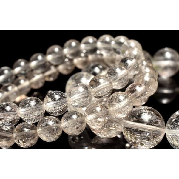 【材質】高透明 ホワイトアンフィボールインクォーツ 産地：ブラジル【サイズ】約11mm（±0.5mm）【腕周り】約16.5cm(伸縮性有り)【重さ】約35g【特徴・意味】ラビットヘアー入りでふわりと優しいオーラを纏っています。細やかな針状の...