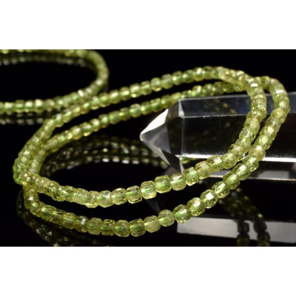 【材質】ペリドット 2.5x3mm 産地：ミャンマー【サイズ】約2.5x3mm(±0.5mm)【腕周り】約16cm(伸縮性あり)【重さ】約3g【特徴・意味】カット加工がキラキラと輝きを放ちます。小粒ですので重ね付けなどにもおすすめです。オリ...