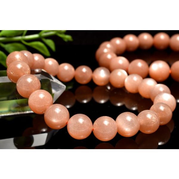 【材質】オレンジサンムーンストーン 7.5mm 産地：インド【サイズ】約7.5mm(±0.5mm)【腕周り】約15.5cm(伸縮性あり)【重さ】約15g【特徴・意味】まさに太陽と月が融合したような幻想的な輝き！見る角度によって印象も輝きも違...