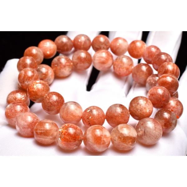 【材質】マイカサンストーン 7.5mm 産地：インド【サイズ】約7.5mm(±0.5mm)【腕周り】約16cm(伸縮性あり)【重さ】約15g【特徴・意味】キラキラと煌めくアベンチュレッセンスの光が、太陽の輝きの様です。まるで、光のシャワーが...