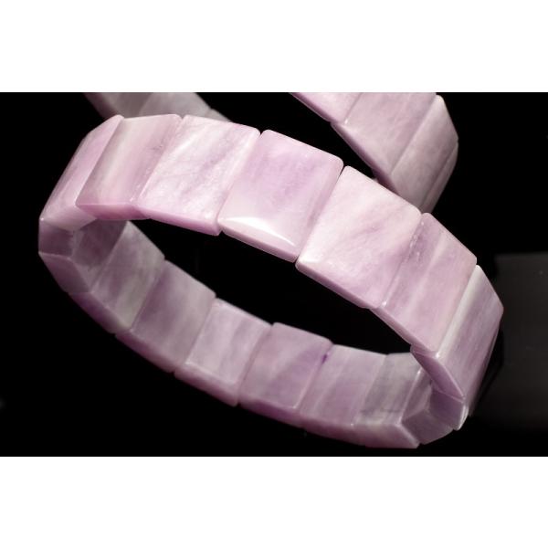 【材質】クンツァイト 12-12.5x15.5-16mm 産地：ブラジル【サイズ】約12-12.5x15.5-16mm【腕周り】約17.5cm(伸縮性あり)【重さ】約53g【特徴・意味】人気のバングルタイプで迫力満点。やや透過性も感じられる...