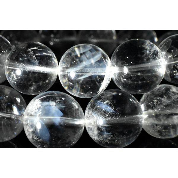 【材質】ブルーエンジェルラダークォーツ 7.5mm 産地：マダガスカル【サイズ】約7.5mm(±0.5mm)【腕周り】約16cm(伸縮性あり)【重さ】約15g【特徴・意味】透明度高い水晶の中で美しい光のシャワー幻想世界をお楽しみいただけます...