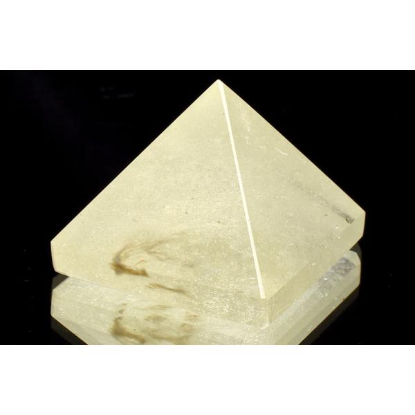 【材質】リビアングラス 24x24x19mm 産地：エジプト・サハラ砂漠【サイズ】約24x24x19mm【重さ】約11g【特徴・意味】リビアングラスはエジプト政府が採掘禁止しているため今後入手できる機会は減少していく傾向にあります。古来より...