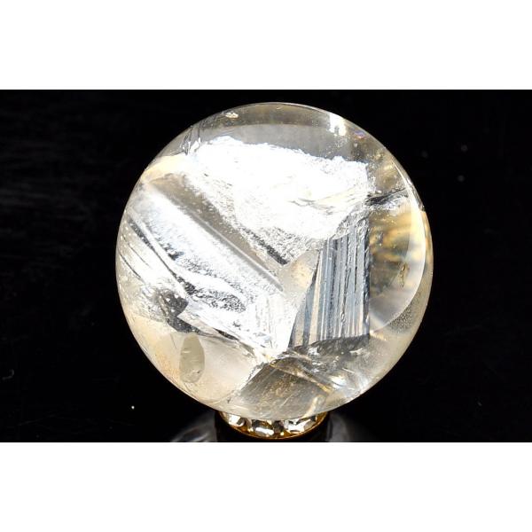 【材質】クォーツインクォーツ 26.5mm 産地：ブラジル【サイズ】約26.5mm【重さ】約26g【特徴・意味】研磨職人さんによる研磨技術と選別の賜物です。最近は流通量が更に激減している中で美しいと思える珠は更に希少価値を高めています。しっ...