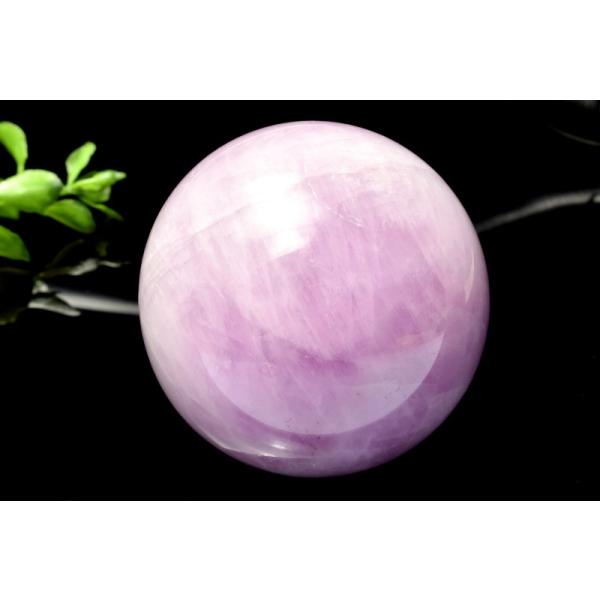 【材質】クンツァイト 52mm 産地：ブラジル【サイズ】約52mm【重さ】約232g【特徴・意味】ライラックカラーが優しく包んでくれるかのようです。キャッツアイ効果も確認できます。丸玉は３６０度の全ての面からパワーを発し、持ち主や置いた場所...