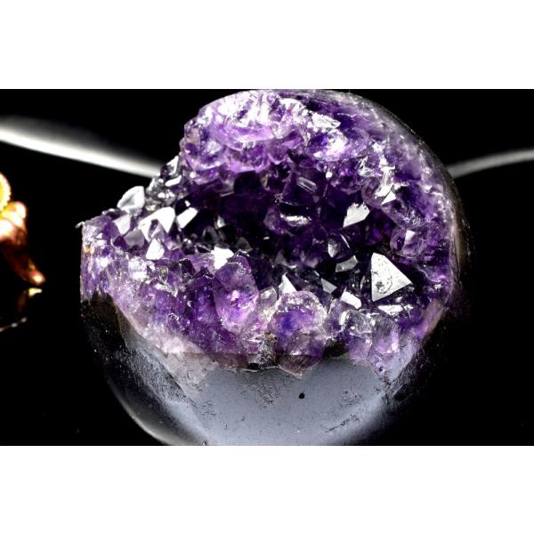 【材質】アメジスト 64mm 産地：ブラジル【サイズ】約64mm【重さ】約290g【特徴・意味】笑口は読んで字の如く、笑った口の様に見える丸玉で、「わらいぐち」と呼びます。「笑う門には福来る」は世界共通の価値観となっており、笑顔を体現した笑...