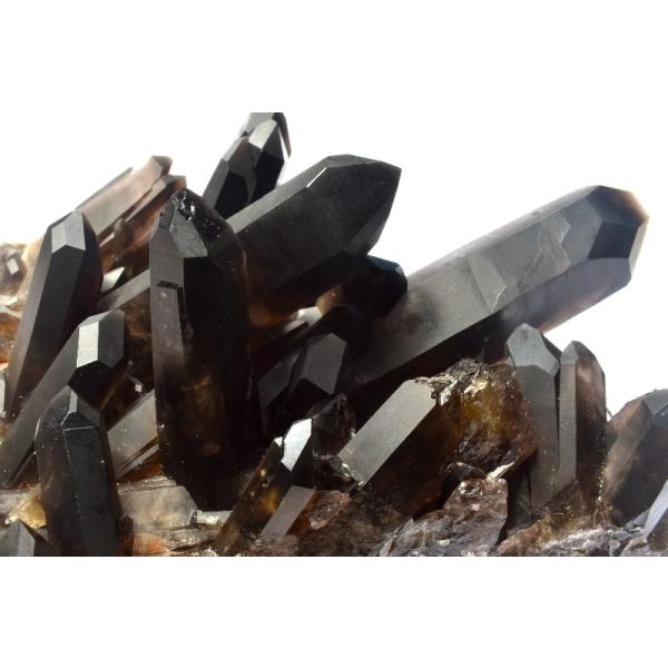 【材質】黒水晶モリオン 163x108x61mm 産地：ブラジル【サイズ】約163x108x61mm【重さ】約785g【特徴・意味】原石好きにはたまらない自然にできた結晶が美しいクラスターです。こういった置物は霊的なエネルギーなど悪い影響を...