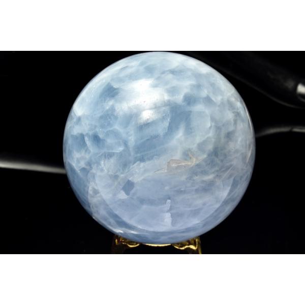 【材質】セレスタイト(天青石) 62mm 産地：マダガスカル【サイズ】約62mm【重さ】約357g【特徴・意味】優しいブルーのカラーが魅力的で流通量が少ないセレスタイトが大玉で入荷です！探していた方はチャンスです！玄関や寝室に飾ったり、大切...