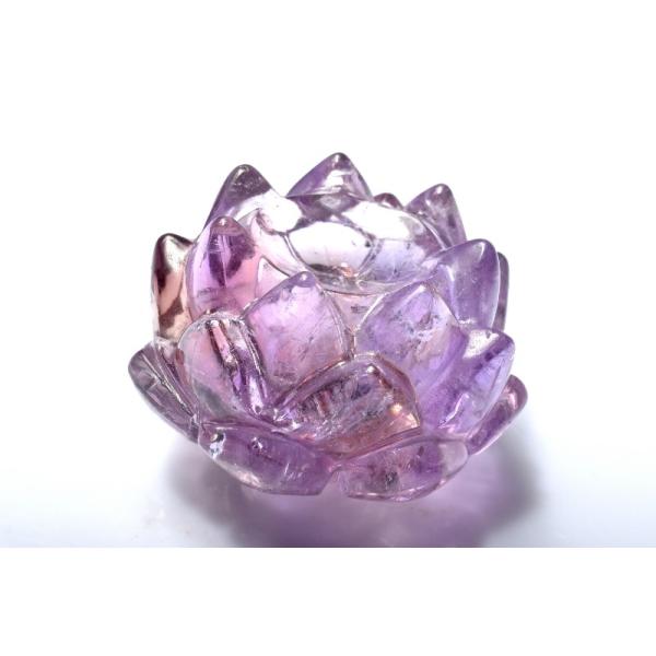 【材質】アメトリン 37x27mm 産地：ブラジル【サイズ】約37x27mm【重さ】約51g【特徴・意味】繊細な蓮の華の彫刻が美しいアイテムです。丸玉などの台座としてもご活用いただけます。アメトリンは、地球の長い歴史の中で自然が生み出した貴...
