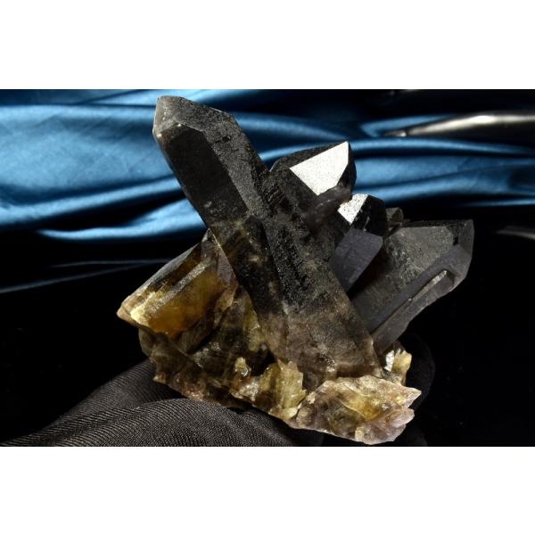 【材質】黒水晶モリオン 71x47x65mm 産地：ブラジル【サイズ】約71x47x65mm【重さ】約184g【特徴・意味】原石好きにはたまらない自然にできた結晶が美しいクラスターです。こういった置物は霊的なエネルギーなど悪い影響を断ち切り...