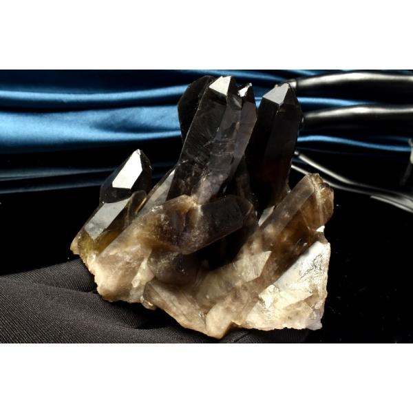 【材質】黒水晶モリオン 89x62x76mm 産地：ブラジル【サイズ】約89x62x76mm【重さ】約273g【特徴・意味】原石好きにはたまらない自然にできた結晶が美しいクラスターです。こういった置物は霊的なエネルギーなど悪い影響を断ち切り...