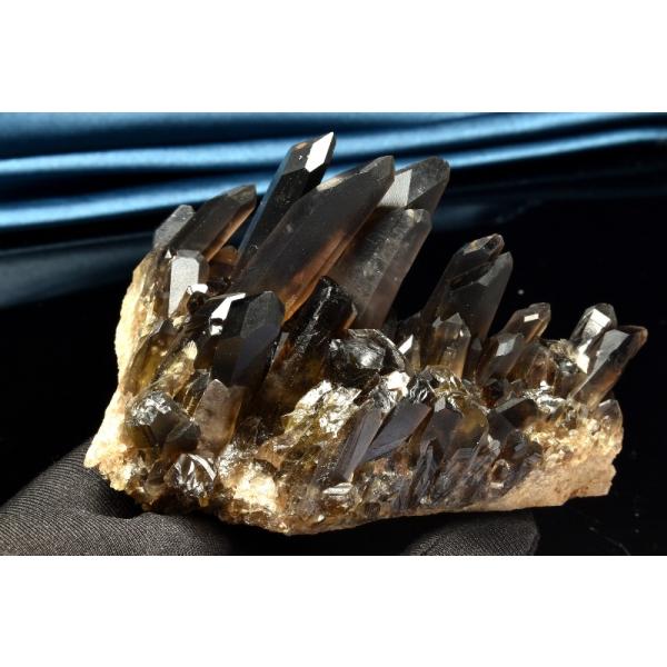 【材質】黒水晶モリオン 84x62x56mm 産地：ブラジル【サイズ】約84x62x56mm【重さ】約190g【特徴・意味】原石好きにはたまらない自然にできた結晶が美しいクラスターです。こういった置物は霊的なエネルギーなど悪い影響を断ち切り...