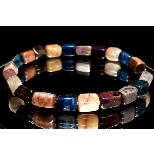 【材質】スギライト(杉石) 7-9x5-6mm 産地：南アフリカ【サイズ】約7-9x5-6mm(±0.5mm)【腕周り】約16.5cm(伸縮性あり)【重さ】約14g【特徴・意味】希少なブルーやピンクなどのカラーも含まれたマルチタイプのスギラ...