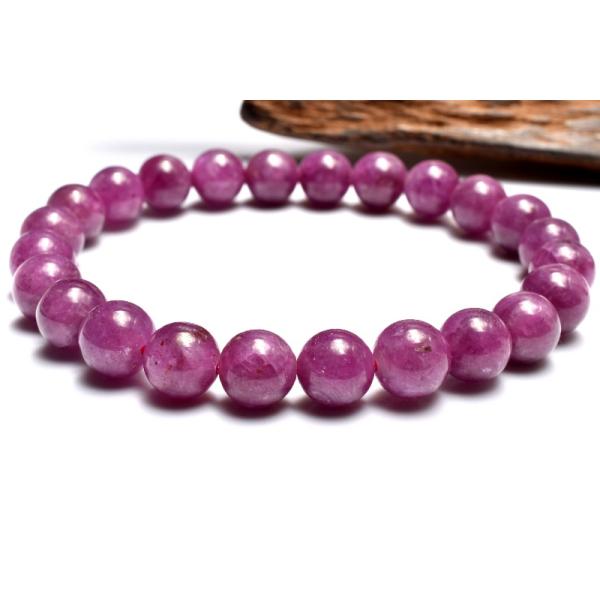 【材質】ルビー 8.5mm 産地：南アフリカ【サイズ】約8.5mm(±0.5mm)【腕周り】約17.5cm(伸縮性あり)【重さ】約31g【特徴・意味】発色の良いものは本当に少なく中々市場に出回っていません。今回入荷分は高発色で鮮やか！オレン...