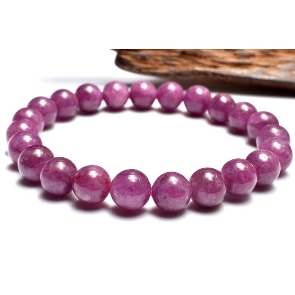 【材質】ルビー 8.5mm 産地：南アフリカ【サイズ】約8.5mm(±0.5mm)【腕周り】約16.5cm(伸縮性あり)【重さ】約31g【特徴・意味】発色の良いものは本当に少なく中々市場に出回っていません。今回入荷分は高発色で鮮やか！オレン...
