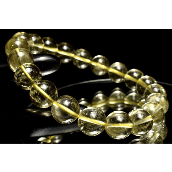 【材質】リビアングラス 10mm 産地：エジプト・サハラ砂漠【サイズ】約10mm(±0.5mm)【腕周り】約17cm(伸縮性あり)【重さ】約26g【特徴・意味】希少な天然ガラスの透明度の高い高品質タイプです。発色の良いレモンカラーと気泡のよ...