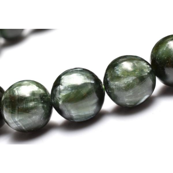 【材質】セラフィナイト 9mm 産地：ロシア【サイズ】約9mm(±0.5mm)【腕周り】約15.5cm(伸縮性あり)【重さ】約22g【特徴・意味】美しい天使の羽根が内包されたかのような神々しい出で立ちです。癒しの力が強いとされヒーラーの方に...