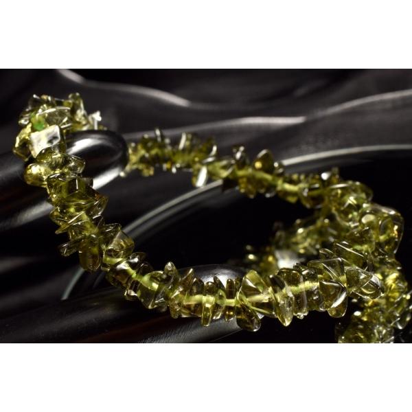 【材質】モルダバイト 2-3x7-11mm 産地：チェコ共和国【サイズ】約2-3x7-11mm(±0.5mm)【腕周り】約15cm(伸縮性あり)【重さ】約9.5g【特徴・意味】透明感の高い深緑色が美しいモルダバイトブレスレットです。天然ガラ...