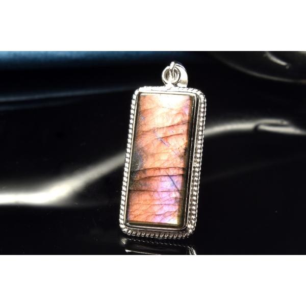 【材質】ラブラドライト 22x9mm 産地：マダガスカル【サイズ】約22x9mm【重さ】約5g【特徴・意味】全面に浮かぶ暖色シラーが温かみもあり映えています。このお色味は流通量も少ないためレア品と言えます。是非この機会にご検討くださいませ。...