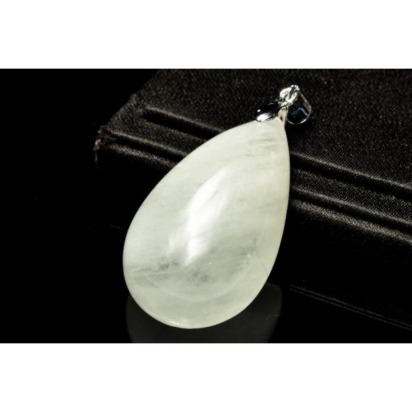 【材質】アクアマリン 36x22mm 産地：ブラジル【サイズ】約36x22mm【重さ】約15g【特徴・意味】ミルキーかつブルーカラーがまるで海のようでとても魅力的です！透過性のあるものもあり、シックでオススメのペンダントトップです。アクアマ...