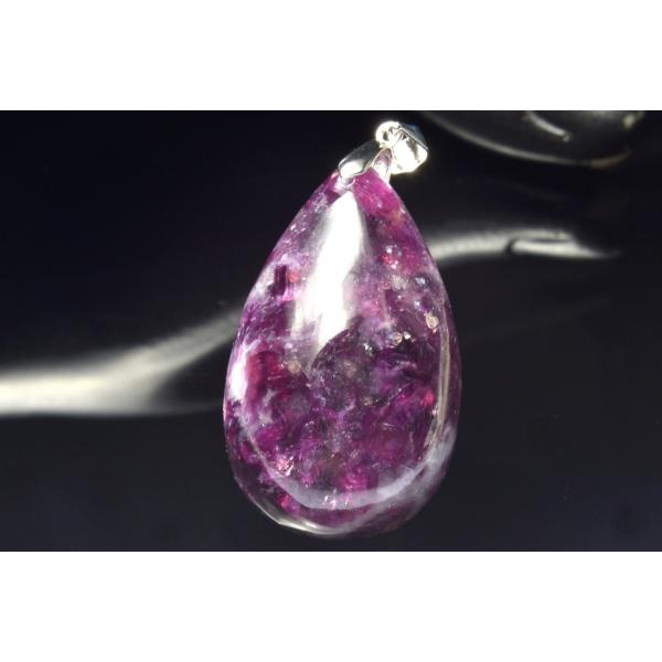 【材質】レピドライト(リチア雲母) 36x22mm 産地：ブラジル【サイズ】約36x22mm【重さ】約14g【特徴・意味】赤紫色の高発色レピドライトの上品な色合いにうっとりしてしまいそう！特有のマイカの輝きとシラー効果も確認できます。レピド...