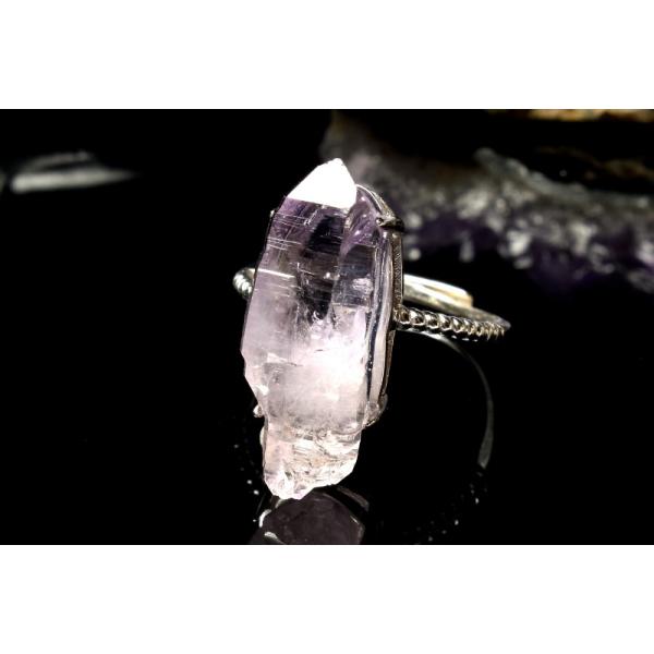 【材質】ベラクルスアメジスト 22x9mm 産地：メキシコ【サイズ】約22x9mm【重さ】約3g【特徴・意味】世界一美しいアメジストとして有名なベラクルスアメジストの原石を使用した指輪です。原石好きな方にはたまらないアイテムだと思います！金...