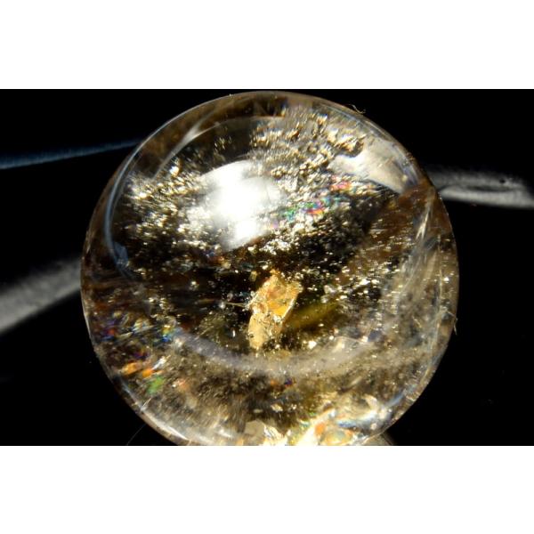 【材質】パイライトインクォーツ 25mm 産地：ブラジル【サイズ】約25mm【重さ】約22g【特徴・意味】水晶の内側から放つ煌めきと自然の神秘にうっとりしてしまいそうなレア石です。中に閉じ込めたパイライト特有の輝きを思う存分ご堪能いただけま...