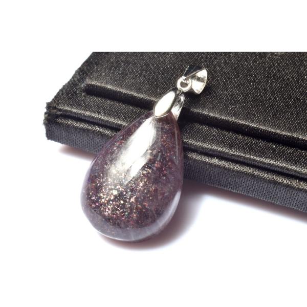 【材質】アイオライトサンストーン 24x16mm 産地：インド【サイズ】約24x16mm【重さ】約4g【特徴・意味】キラキラした内包物が魅力的な一品です！アイオライトサンストーンは原石は元々少ない中でこのような１つの鉱物だけを多く内包したタ...