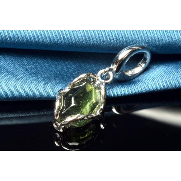 【材質】モルダバイト 12x8mm 産地：チェコ共和国【サイズ】約12x8mm【重さ】約2g【特徴・意味】かわいらしくも存在感ばっちり。希少な石を身近におしゃれアイテムとしてご堪能いただけます。希少で入手も困難なレア品を数量限定にて入荷致し...