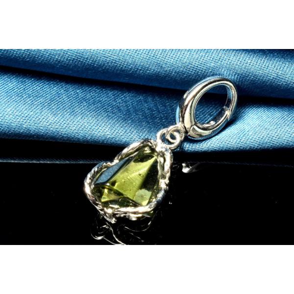 【材質】モルダバイト 11x9mm 産地：チェコ共和国【サイズ】約11x9mm【重さ】約2g【特徴・意味】かわいらしくも存在感ばっちり。希少な石を身近におしゃれアイテムとしてご堪能いただけます。希少で入手も困難なレア品を数量限定にて入荷致し...