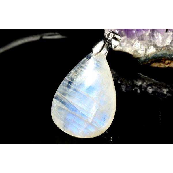 【材質】ブルームーンストーン 27x19mm 産地：インド【サイズ】約27x19mm【重さ】約6g【特徴・意味】贅沢にブルーシラーが輝きます。白地にブルーのシラーは、本当に見る者の心を奪っていく魅力があります。ファンタジーの世界に迷い込んだ...