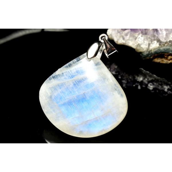 【材質】ブルームーンストーン 24x26mm 産地：インド【サイズ】約24x26mm【重さ】約6.5g【特徴・意味】贅沢にブルーシラーが輝きます。白地にブルーのシラーは、本当に見る者の心を奪っていく魅力があります。ファンタジーの世界に迷い込...