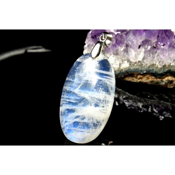 【材質】ブルームーンストーン 28x16mm 産地：インド【サイズ】約28x16mm【重さ】約6g【特徴・意味】贅沢にブルーシラーが輝きます。白地にブルーのシラーは、本当に見る者の心を奪っていく魅力があります。ファンタジーの世界に迷い込んだ...