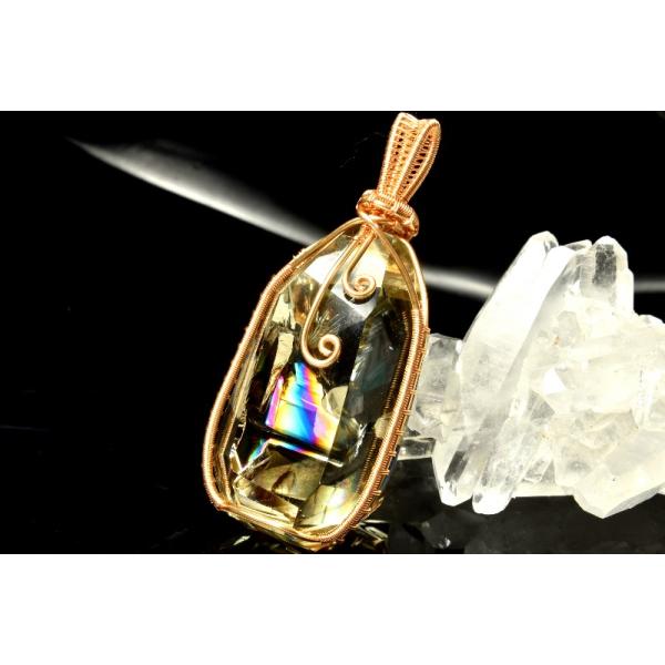【材質】アイリスシトリン 44x27mm 産地：ブラジル【サイズ】約44x27mm【重さ】約41g【特徴・意味】大きめのペンダントトップをお探しの方必見！クラックからキラリと光る虹がなんとも美しく幻想的です。高品質で非常に透明度も高く人気ア...