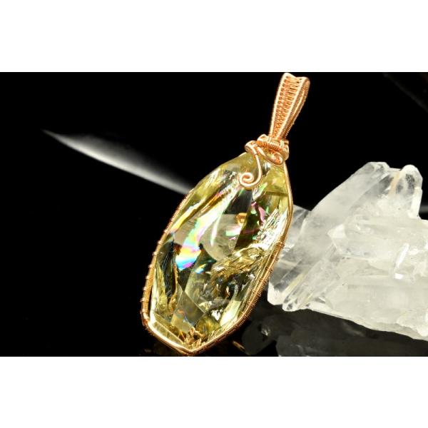 【材質】アイリスシトリン 46x24mm 産地：ブラジル【サイズ】約46x24mm【重さ】約37g【特徴・意味】大きめのペンダントトップをお探しの方必見！クラックからキラリと光る虹がなんとも美しく幻想的です。高品質で非常に透明度も高く人気ア...