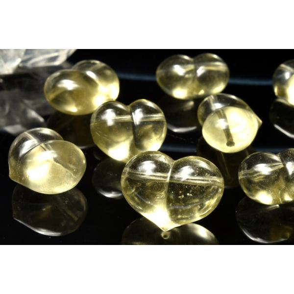 【材質】リビアングラス 11-13x14-17mm 産地：エジプト・サハラ砂漠【サイズ】約11-13x14-17mm【重さ】約1-2g【特徴・意味】透明感のあるぷっくりとした可愛らしいハートビーズです。ピアスなどのハンドメイド作品にオススメ...