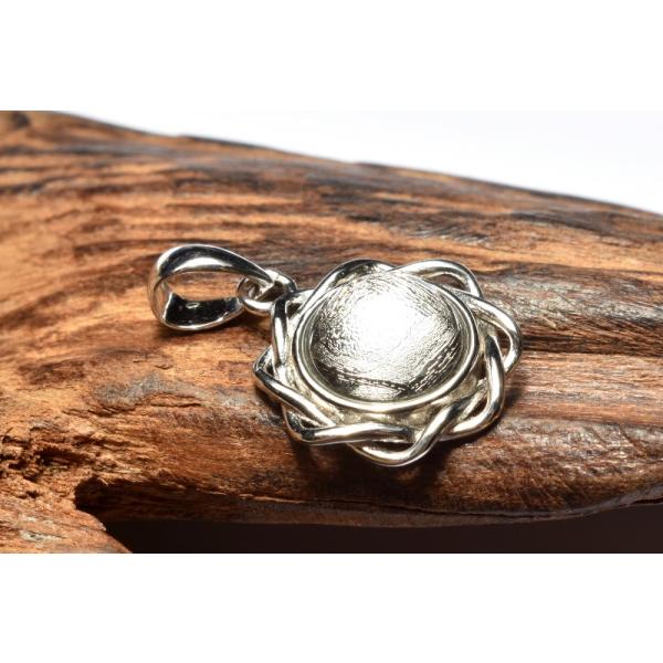 【材質】メテオライト(アルタイ隕石) 8mm 産地：中国【サイズ】約8mm【重さ】約1g【特徴・意味】シンプルにギベオンをお楽しみいただけます。さり気なく隕石を身に着けたい方におすすめです。【アルタイ隕石】は中国ウイグル自治区のアルタイ地区...