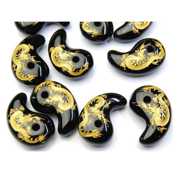 【材質】勾玉【金】彫青龍　オニキス30x20mm 【重さ】6g  オニキスの表面に１粒１粒、 職人の手仕上げによる繊細で見事な龍（ドラゴン?青龍）の彫刻が施されています。 迫力のある青龍で存在感があります。