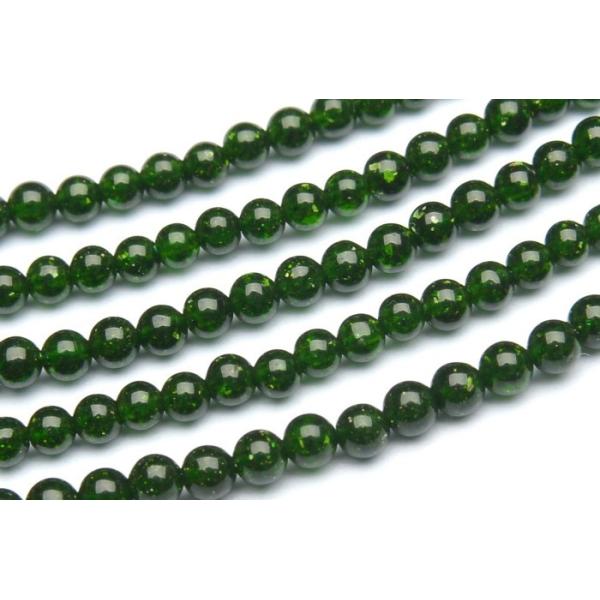 【材質】グリーンゴールドストーン 2mm    ゴールドストーンのグリーン版です。ゴールドストーン（金砂石）は不透明で茶色に銅と思われる金属のインクルージョンを含んだガラスになります。 建材やアクセサリーに使われている。銅に光が反射して、砂...