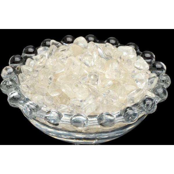 【材質】水晶 100g 　産地：ブラジル【重さ】約100g【特徴・意味】少し黄色みがかった天然水晶のさざれです。大きさは細かいものから大きなものまでランダムとなります。地殻から産出するもっとも代表的な鉱物のひとつであり、透明度がないものを『...