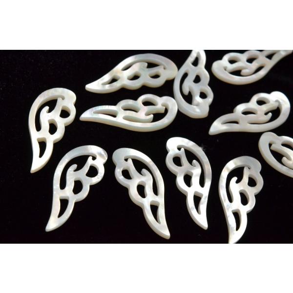 【材質】天使の羽　ホワイトシェル 24x10mmシェルは、女性らしく、いつでも美しくいられるようにサポートしてくれます。虹色の輝きがとても綺麗♪光沢のある表面が光を反射し、小さいですがインパクトのあるビーズとなっております。丸カンを付けてブ...