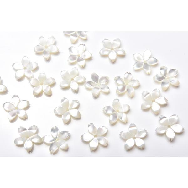 【材質】ホワイトシェル　桜 10x1.5mm【重さ】0.2g真っ白な桜が揺れる度、シェルの虹色の輝きがとても綺麗♪光沢のある表面が光を反射し、小さいですがインパクトのあるビーズとなっております。中央に穴が開いています。