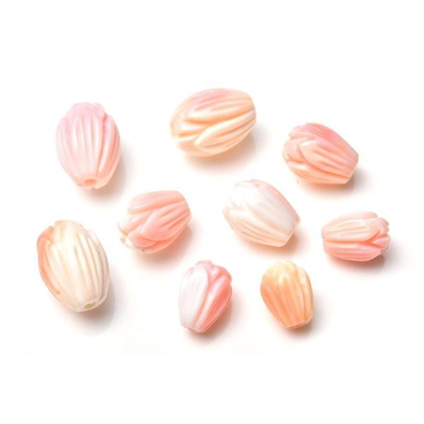【材質】クイーンコンクシェル 8x6mm【重さ】0.3gチューリップモチーフのクイーンコンクシェルパーツです。クイーンコンクシェルはホワイト、ピンク、オレンジがグラデーションのように見える石です。中央に穴が開いています。※こちらは3粒セット...