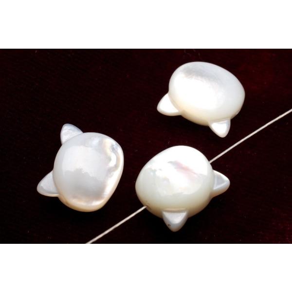 【材質】【3粒セット】(横穴)ぷっくり可愛い！マザーオブパール猫 10mmぷっくり可愛らしい猫型のビーズです。シェル独特の艶やかな輝きが重なりとても綺麗なビーズです。※こちらは3粒セット販売になります。天然素材のため、ビーズごとに色の入り方...