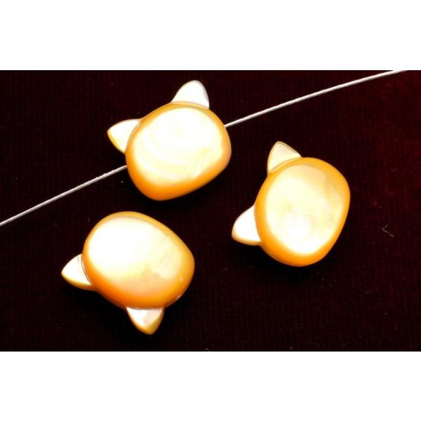 【材質】【3粒セット】(横穴)ぷっくり可愛い！イエローシェル猫10mm 10mmぷっくり可愛らしい猫型のビーズです。シェル独特の艶やかな輝きが重なりとても綺麗なビーズです。※こちらは3粒セット販売になります。天然素材のため、ビーズごとに色の...