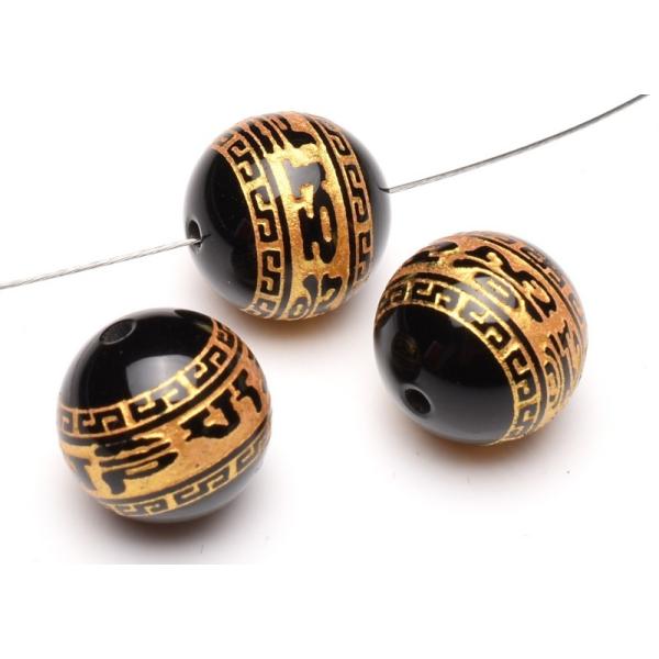 【材質】オニキス 六字真言 金彫 3粒セット 14mm　産地：ブラジル【サイズ】約14mm【重さ】約12g【特徴・意味】六字真言・六字大明王陀羅尼が浮かびあがる圧巻の彫刻品です。珠の面積が広く見応えがあります。数珠等の制作アイテムとしても最...