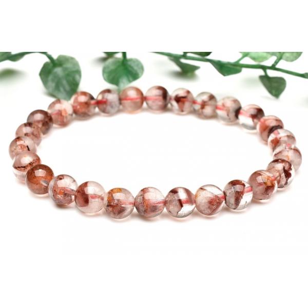 【材質】レッドファントムクォーツ 7.5mm 産地：ブラジル【サイズ】約7.5mm(±0.5mm)【腕周り】約16.5cm(伸縮性あり)【重さ】約16g【特徴・意味】赤富士のような美しい山形のものや、レイヤー状のものなどまろやかで優しい水晶...