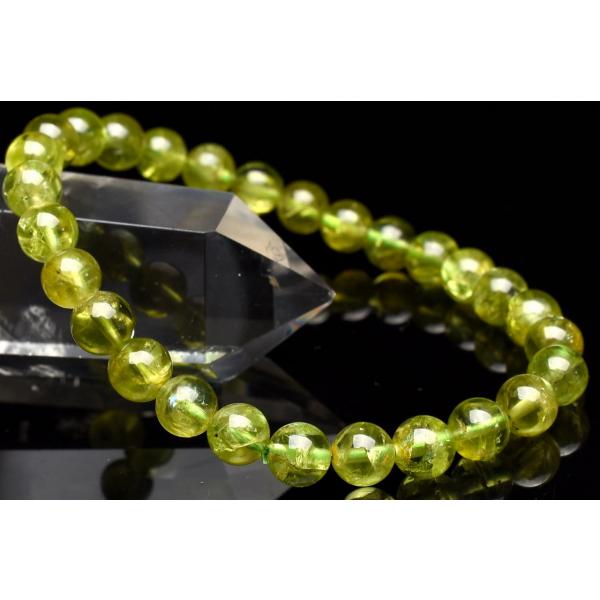【材質】ペリドット 6.5mm 産地：ミャンマー【サイズ】約6.5mm(±0.5mm)【腕周り】約16cm(伸縮性あり)【重さ】約14g【特徴・意味】不純物やクラック少なめで透明感のある美しいペリドットです。小粒でもこの品質のものは希少で、...